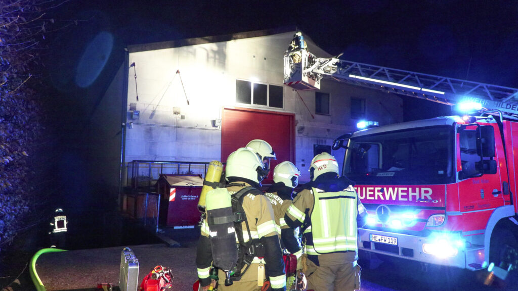 30.12.2022 – Hilden – Vollalarm: Feuer in einer Lagerhalle – Starke ...